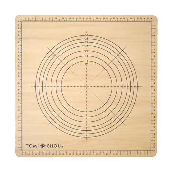 お菓子作り・パン作りの作業台としてお使いいただける、木製ボード。Sサイズは、コンパクトサイズのキッチンにもぴったり。表面がしっかりコーティングされているので、水洗いも可能で、打ち粉も少なくお使いいただけます。適度な重さがあるので、安定した使...