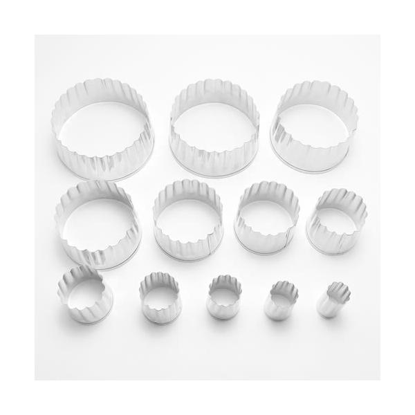 サイズ：直径21、25、29、38、42、50、58、66、74、83、92、100×高さ45(mm)菊形のパテ抜型(1〜12号)のセットです。保管に便利なジャストサイズのタッパーに入れてお届けします。いろいろなサイズを持っておいた方がなに...