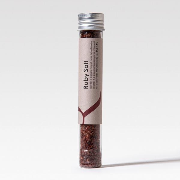 ルビーソルトは13種類の天然ミネラルを含んだルビー色の岩塩です。重要なミネラル成分を豊富に含む岩塩で、現地では自然療法の医薬としても使用されております。特に現代人に足りないと言われる鉄分や銅、亜鉛などの鉱物系ミネラルを多く含んでいるのが特徴...