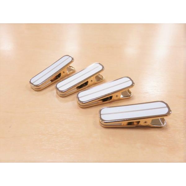 【ハンディクリップ白 小４本セット】衿止めで長襦袢と着物の衿を止めて、ズレないようにすれば、仕上がりが断然違います。また、クリップの挟み部分にはクッションゴムが付いているので、帯結びなどちょっとした仮止めにも役立ちます。■カラー・白×金■サ...