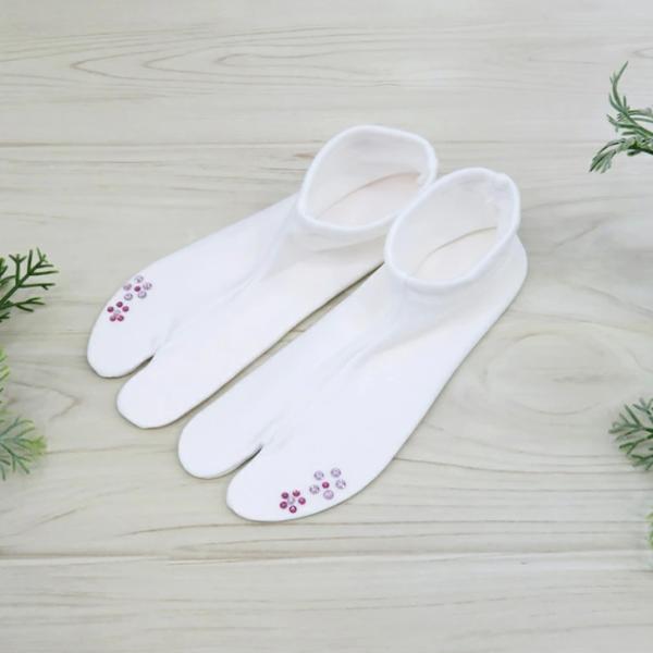 ストレッチ　こどもたび　すべり止め付き■特徴・指先のポイントラインストーンがとっても可愛い子供たびです。・ストレッチ素材なので、のびのびでとても履きやすくなっています。・足袋の裏側にはすべり止め付き♪・履かせやすいゴムタイプ・オールシーズン...