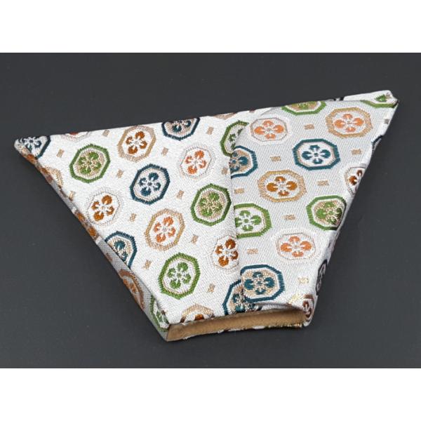 40匁・45匁用の撥に対応した撥サックです。留め金にマグネットを使用している為、見た目すっきり、開け閉め簡単です。内側の緩衝材により撥先を保護します。サイズ撥先：約140mm