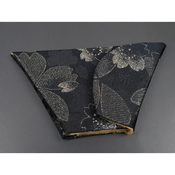 25匁〜35匁の撥に対応した撥サックです。留め金にマグネットを使用している為、見た目すっきり、開け閉め簡単です。内側の緩衝材により撥先を保護します。サイズ撥先：約120mm撥元：約 47mm縦：約 70mm