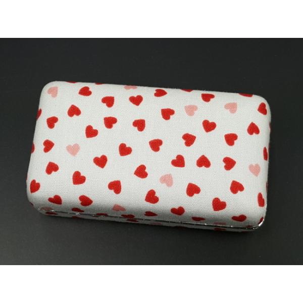 商品名     琴爪・三味線駒　兼用ケース（RK20）  サイズ     横8cm×縦4.5cm×高さ2.5cm  当店オリジナルの琴爪・三味線駒　兼用ケースです。長唄・民謡駒は約2枚、津軽駒は約4枚収納可能です。琴爪は2〜3組収納可能です。