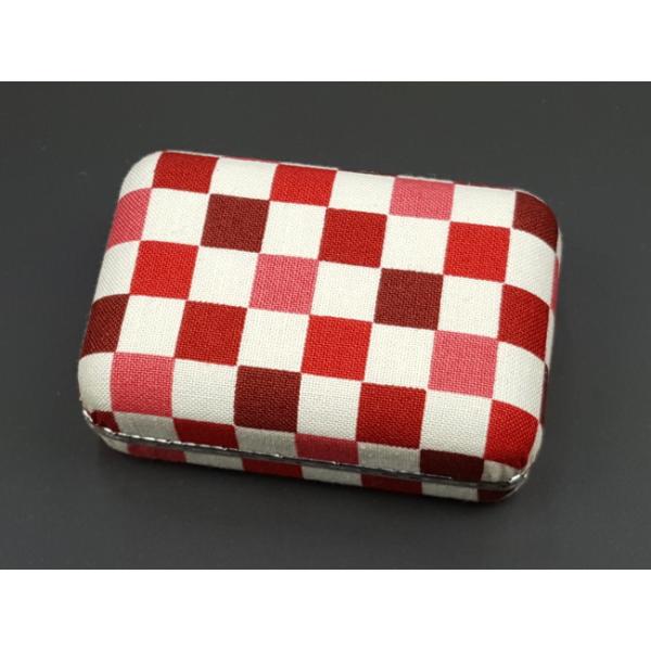 商品名     琴爪入れ/ケース（小）（TS11）サイズ     横7cm×縦4.5cm×高さ2.5cm  琴爪専用ケースです。エナメル爪輪琴爪が2組収納可能です。注）ベルト調整式琴爪は蓋が閉まらないのでご注意ください。ベルト調整式琴爪には...