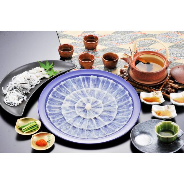 【全品送料無料】【わが街とくさんネット】■規格：とらふく刺身古式引き135ｇ（プラスチック皿30ｃｍ）、とらふく皮120ｇ、ひれ酒用ヒレ5枚、ポン酢35ｇ×4、モミジオロシ16ｇ、塩5ｇ、カボス果汁2ｍｌ×4　※刺身皿のデザインは変わる場合...