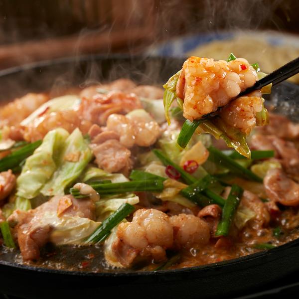 辛みそだれで味付けした国産牛小腸と、鶏はらみを熱々の鉄板で焼きあげる「もつ鉄板」のセットです。------------ 　【おすすめ用途】※熨斗やギフト包装対応ができない場合がございます。各商品ページでご確認ください。 内祝 出産 結婚 新...