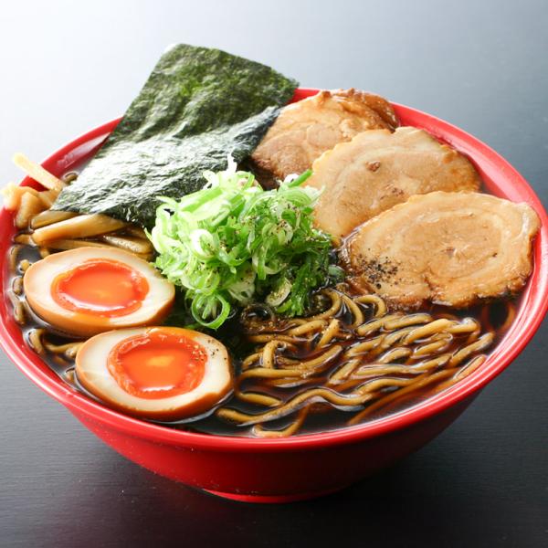 見た目は真っ黒な富山独特の黒醤油ラーメンは、塩辛そうな見た目だが意外にもあっさりとした醤油味------------ 　【おすすめ用途】※熨斗やギフト包装対応ができない場合がございます。各商品ページでご確認ください。 内祝 出産 結婚 新築...