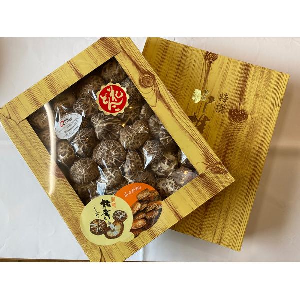 【全品送料無料】【わが街とくさんネット】■規格：大分県産花どんこ椎茸 260g■サイズ(mm)：385×311×61■ギフト対応・ラッピング対応：ギフト包装OK・のし対応：のし対応OK・表書き：対応OK・名入れ：対応NG■発送の目安：ご注文...