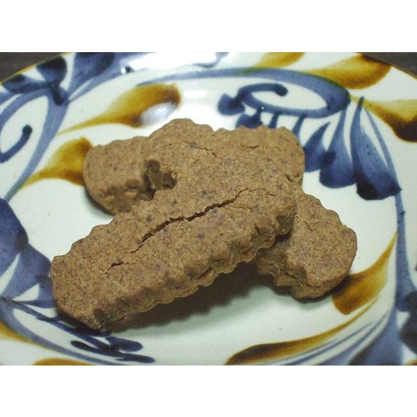 伝承の「ちんすこう」に、沖縄県産の黒糖を使い仕上げた新しい味わいの「ちんすこう」甘さの中にも本物の黒糖ならではのコクとほのかな苦みが広がり、大人の方も楽しめる味わいとなっております。●商品内容：黒糖ちんすこう　８袋入（１袋は２個入）●日持ち...