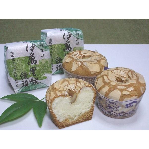 ほっくりとした黄身餡をカステラ饅頭の生地で包み焼き上げた陶器をかたどった饅頭です。佐賀県伊万里は陶磁の里として知られていることから、やきものの技法である陶器の表面がひび割れたように見える「ひび焼き」を、独自の手工により表現した味わい深い饅頭...