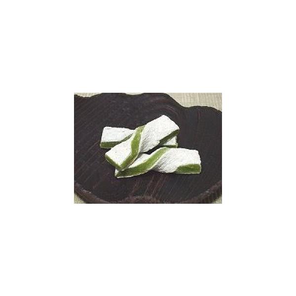 隠元豆の餡生地を白胡麻を配した薄い求肥ではさんだ半生菓子。その色合いとひねりを加えた形が特徴的なお菓子で、いにしえの出雲路の旅情を偲ぶ素朴な一品で御座います。●商品内容：路芝　１２本入　（３本入袋×４袋）●日持ち：１６日間●製造発送元：風流堂