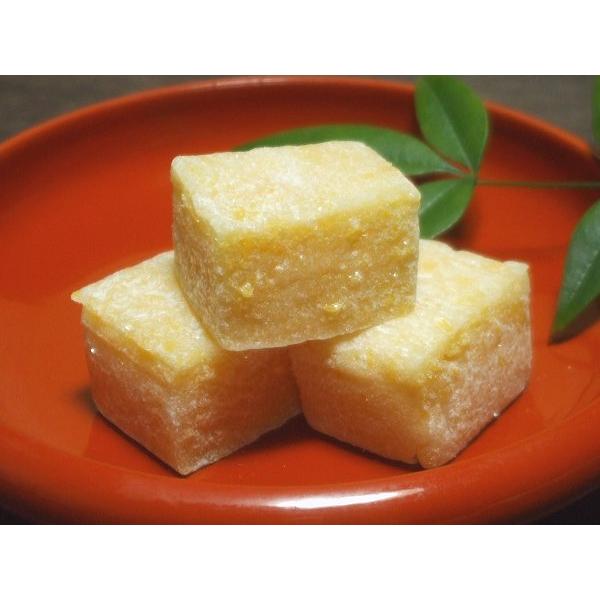 弾力のあるお餅の中に、鶏卵素麺をまぶし込んだ新しい感覚の和菓子「鶏卵もち」で御座います。ほのかに香る鶏卵素麺の香りと、優しいお餅の味わいは「鶏卵素麺」とはひと味違う老舗の味をお届け致します。１個は２切れに分かれております。※「鶏卵素麺」及び...