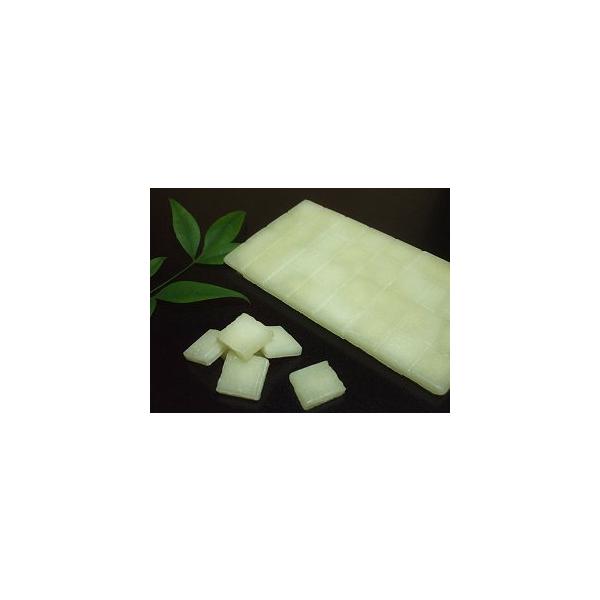 出雲特産の繊維が少なく、香りが良い「出西生姜」の搾り汁と上白糖を、昔から変わらぬ秘伝の技で炭火を使い丁寧に煮立て、銅板の型に流し込み板状に仕上げた生姜糖は、砂糖の甘さをおさえ、生姜のほどよい辛みを生かした味わいで、口に運ぶとサックリとした食...