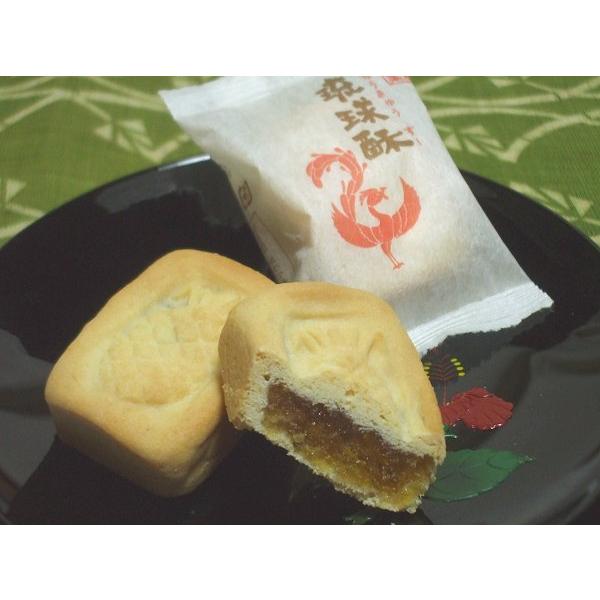 「酥（すー）」とはサクッとした食感の焼き菓子を意味し、無糖練乳やバター、砂糖を小麦粉に混ぜた現代の嗜好にそった独特の酥生地で、南国特産のパイナップル、冬瓜を使った風味の良いジャム状に練り上げた餡を包み焼き上げたのが銘菓「琉球酥」で御座います...