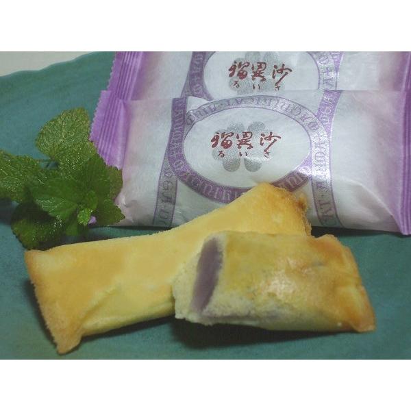 白餡にバイオレットリキュールで香りづけしたすみれ色の餡を、風味豊かなカステラ生地で包み、アルミ箔でくるみ焼き上げたお菓子です。やわらかく口の中で広がる香りは、異国情緒とやさしさの中にひたすらな心を秘めた切支丹少女「瑠異沙」の面影をしのぶこと...