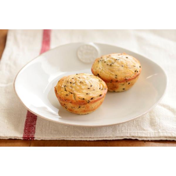 ゲランドの天日海塩をちらりとふりかけた黒ゴマ米粉パン。黒ゴマのつぶつぶ感と香ばしさをお楽しみください。4個入り。＜原材料＞・米粉（国産）・ホワイトソルガム粉・塩・てんさい糖・菜種油・乾燥酵母・自家製リンゴ酵母（リンゴを含む）・黒ゴマアレルギ...