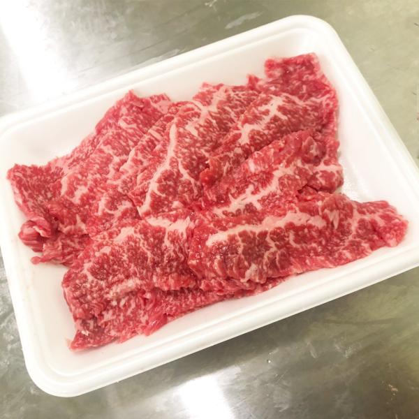 ウチモモの上に張り付いた赤身肉です。少し歯ごたえがあり、噛みしめると赤身の旨みが溢れてきます。通常の焼肉より薄くカットしていますので、是非その食感をお楽しみください。似たような部位に、肩のヤリ/小三角、ソトモモのシキンボウがあります。【BM...