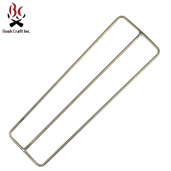 ■商品説明純チタン中空パイプを採用した、超軽量、薄型のたき火専用ゴトクです。本品はSサイズとなり、ソロ〜ペアのキャンプに適したサイズ感です。片側が少しだけテーパー状に狭まっているのは、パッキングの際に、荷物の隙間に滑り込みやすいのと、置くと...