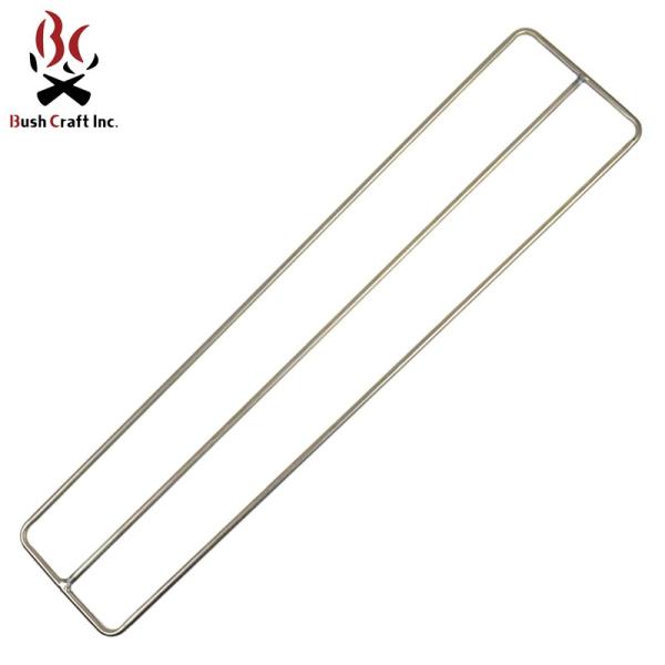 ■商品説明純チタン中空パイプを採用した、超軽量、薄型のたき火専用ゴトクです。本品はLサイズとなり、ソロ〜ファミリーキャンプまでフォローするサイズです。片側が少しだけテーパー状に狭まっているのは、パッキングの際に、荷物の隙間に滑り込みやすいの...