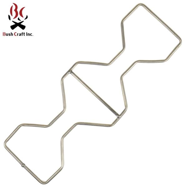 ■商品説明純チタン中空パイプを採用した、超軽量、薄型のたき火専用ゴトクです。たき火ゴトクProは、あらゆるクッカーを、焚き火の中心に集結させやすいように設計されています。片側が少しだけテーパー状に狭まっているのは、パッキングの際に、荷物の隙...