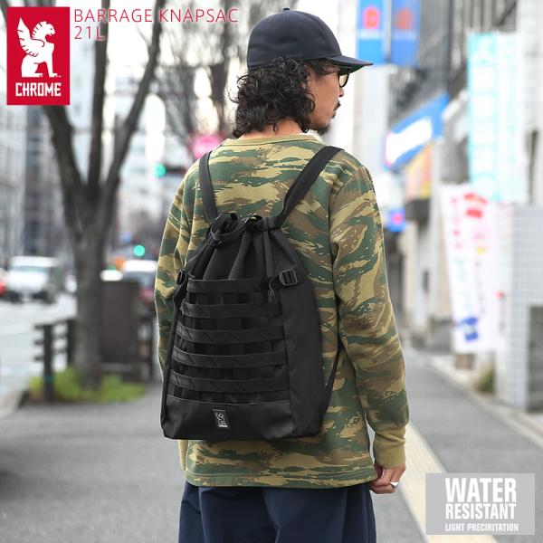 ■商品説明CHROMEのアイコニックなバックパック「BARRAGE」が、より軽量で使いやすいナップサックになって登場。フロントにBARRAGEシリーズの象徴でもある調節可能なカーゴネットを搭載しており、ヘルメットや上着などを外側に収納可能。...