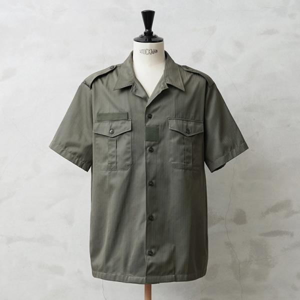 ■商品説明アフリカのチャド共和国に駐留していたフランス軍が使用したことからその名がつけられた軍放出アイテム。砂漠地帯の過酷な環境に耐えられるよう、丈夫なヘリンボーンの生地を使用し、通気性を高めた仕様になっています。フランス軍放出品ならではの...