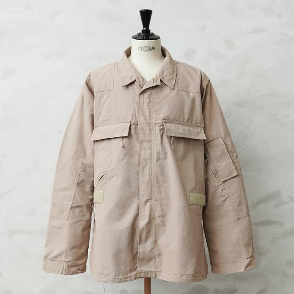 ■商品説明2000年代に米陸軍で採用された、難燃繊維で作られたエアクルー（ヘリクルー）用ジャケットです。アラミド系難燃素材で作られたジャケットで、NOMEX（ノーメックス）等に代表されるARAMID（アラミド）を使用しています。アラミド繊維...