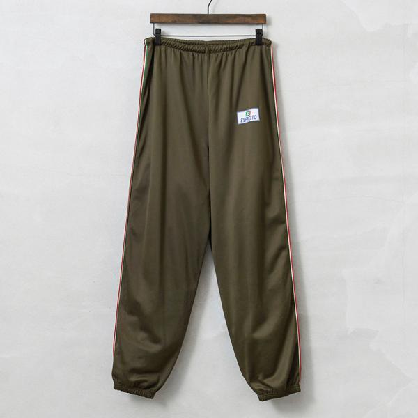 ■商品説明イタリア軍の実物放出のトレーニング パンツで、左太腿部分にはESERCITOというイタリア陸軍を意味するワッペンとサイドのイタリアカラーのテープが特徴的な1枚です。カラーはオリーブとブラウンの中間色で、オリーブが強い場合やブラウン...