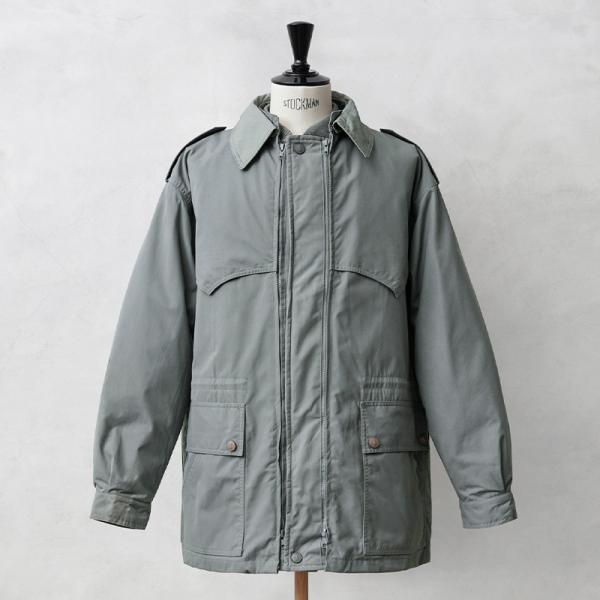 ■商品説明イタリアにおける警察組織は、所属の異なる複数の機関が、場合によっては重複する分野を管轄するなど複雑ですが、その一端を担うGUARDIA DI FINANZA（財務警察）で使用されていたライナーとフード付きのジャケットが入荷しました...