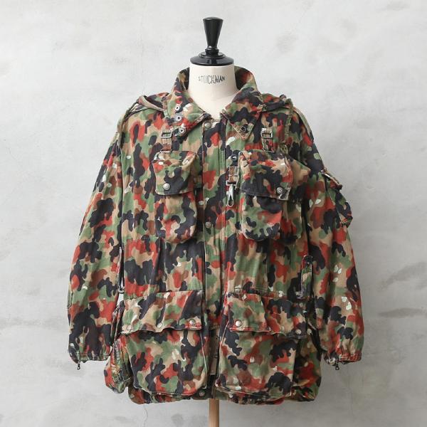 ■商品説明1960年にスイス軍で制式採用されていたマウンテンジャケットです。第二次世界大戦後に制式化され、およそ1957-1982年まで使用されたTAZ57と呼ばれる装備のグループの一つで、主に国境地帯を守る山岳部隊や、戦闘車両の乗組員に使...