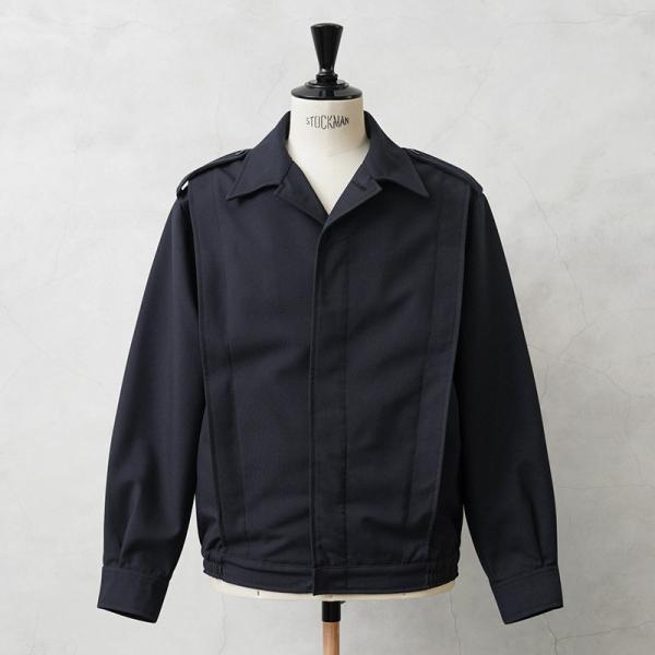 ■商品説明山岳戦闘を専門とするフランス陸軍歩兵部隊が軍事パレードや式典等の制服として使用するジャケットです。ウール、ポリエステル混紡のギャバジン織りで密度が高く、水分の染み込みづらい生地が使用されています。フロントボタンはフライフロント（比...