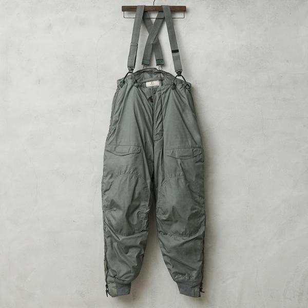 ■商品説明N-3Bの下に合わせるモデルとしても有名な、米空軍で使用されている防寒オーバーパンツです。見た目通り重量感たっぷりでとても高い保温力を誇ります。ウエストはサスペンダーで吊るす方式。裾はリブ仕様になっており足下からの冷気を防ぐと同時...