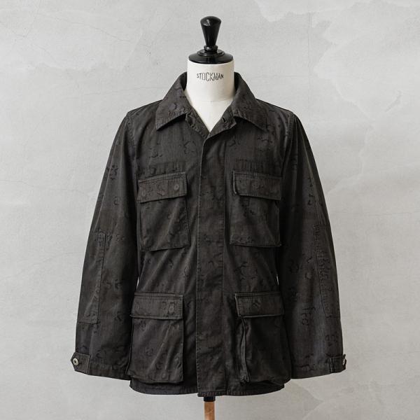 ■商品説明元々6Cデザート（チョコチップ）カモ柄だったものを、染め職人により丁寧にBLACK染め。迷彩柄を染めにする事で、ブラックの中にうっすらと特徴的な柄が浮き出ており、他にはない雰囲気抜群の一着になっています。フロントはボタンで開閉する...