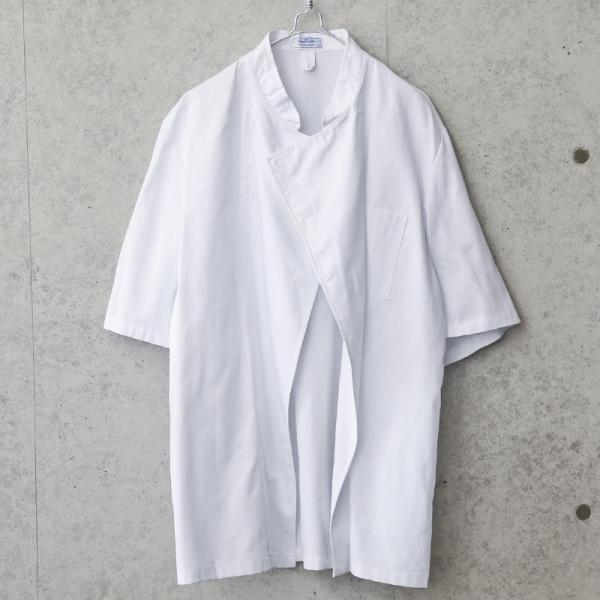 ■商品説明ホワイトの配色で上品さと清潔感を両立させたデザインのシェフジャケットが入荷しました。ドイツのLEIBER社が制作しドイツはもちろんアメリカなどでも使われるほど信頼のあるシェフジャケットです。さりげなくおしゃれなデザインでセンスの良...