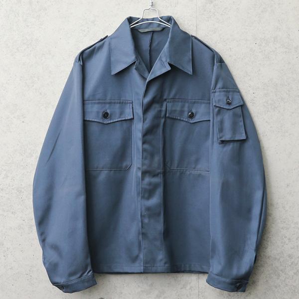 ■商品説明独特のブルーグレーのカラーとシャツとジャケットの中間ぐらいの厚さの生地で年間を通して使えます。シンプルな仕様ですが、フロントは一番上のボタン以外は表に出ないように比翼になっていますし、左袖のユーティリティーポケットが付いています。...