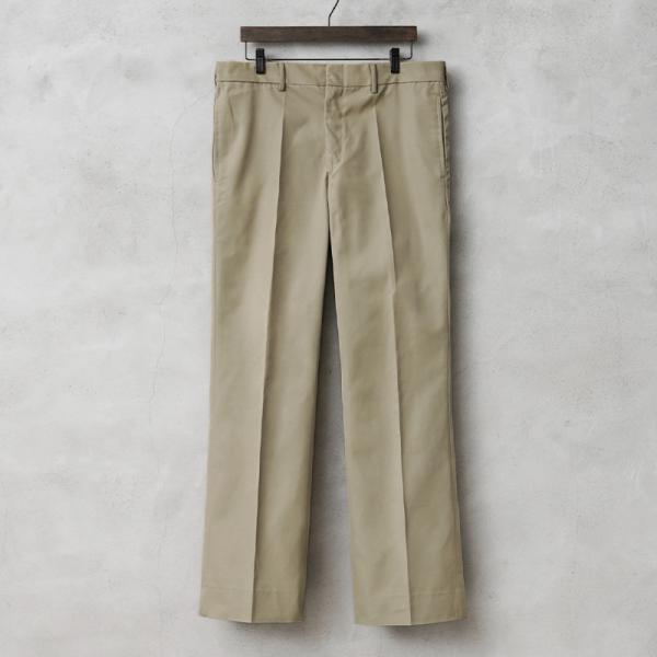 ■商品説明イタリアンクラシックなストレートレッグのディテールに、チノパンでは最もベーシックな落ち着きのある色目でコーディネートもしやすく使い勝手の良いシンプルなデザインです。適度にゆとりのあるシルエットで動きやすく、絶妙なシルエットに仕上げ...