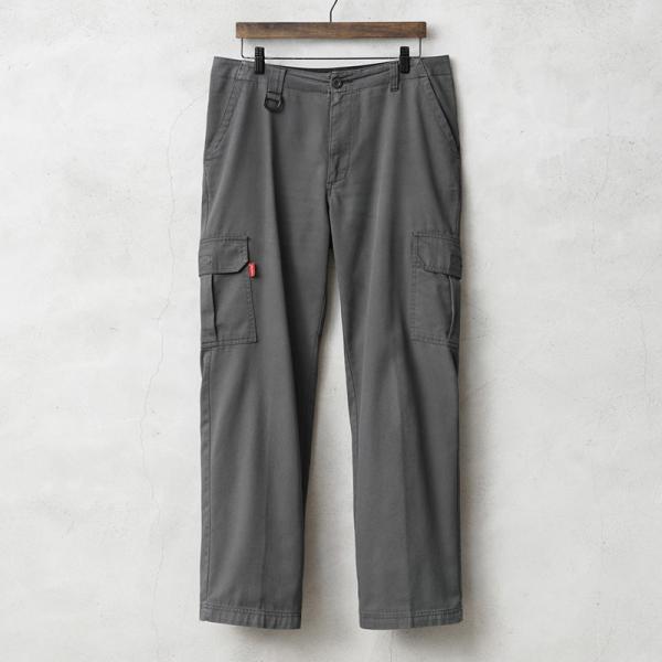 ■商品説明こちらは2000年代に採用されたデザインのカーゴパンツで、両サイドのスラッシュポケット、丸みのあるデザインのバックポケットと、ベルクロ開閉のカーゴポケットが左右にデザインされており、マチ付きのカーゴポケットがコンパクトながらも収納...