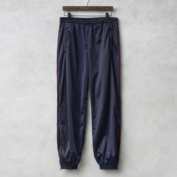 ■商品説明2000年代以降に採用されたこちらのトラックパンツは、フランス軍でトレーニング時などに着用されていたスポーツウェアです。表地は非常に肌触りの良い高級感のある高品質で滑らかなジャージ素材が使用されており、裏地には肌触りの良い裏起毛素...