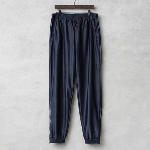 ■商品説明2000年代以降に採用されたこちらのトラックパンツは、フランス軍でトレーニング時などに着用されていたスポーツウェアです。表地は非常に肌触りの良い高級感のある高品質で滑らかなジャージ素材が使用されており、裏地には肌触りの良い裏起毛素...