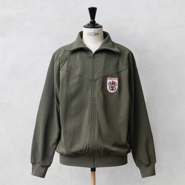 ■商品説明フロントファスナー開閉で首元まで閉めることでスタンドカラーも楽しめるデザインです。ラグランスリーブが採用されていますので肩や腕が動かしやすく、綺麗な落ち感で動きやすく、前後のヨークがバランス良くデザインされています。左胸にはオース...