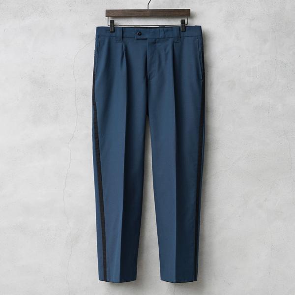 ■商品説明2014年以前にオランダ警察（Nationale Politie）で使用されていた、明るすぎないブルーにさり気なくブラックのサイドラインが入ったデザインのトラウザーズです。フロントはワンタック仕様です。タックを入れることで腰回りに...