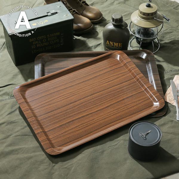 ■商品説明1980年代頃のイタリア空軍将校食堂で使用されていた、ウッド調の大きめのトレーです。丈夫で変形し難いプラスチック製で、裏側にイタリア空軍のイーグル紋章が刻まれています。縁が斜めになっているので、持ち運びやすいく、シンプルでどんなイ...