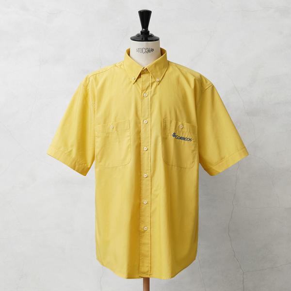 ■商品説明スペインの郵便事業を担うCorreos コレオスの歴史は古く、その起源は1716年にさかのぼります。こちらのショートスリーブシャツは1990年代から使用されていたモデルですが、ロゴ刺繍が2000年から2010年まで使用されていたデ...