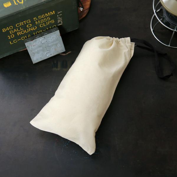 ■商品説明イタリア海軍で小物の管理や裁縫道具を収納をするのに使われていたコンパクトなデティバッグです。雰囲気のある生成りのコットンキャンバスを使用しているため耐久性に優れ、ハリのある生地感は使い込んでいくうちに風合いある表情に変化していく楽...