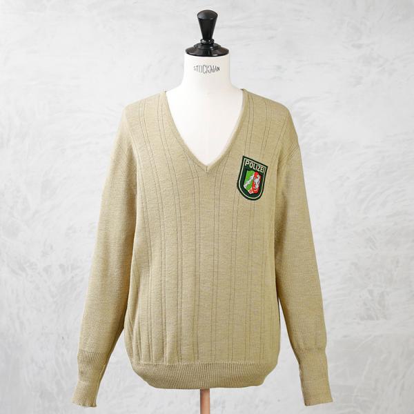 ■商品説明80年代初頭から中期頃、西ドイツ警察で採用されていた洗練されたデザインのセーターです。戦後のドイツを代表するファッションデザイナーの一人「Heinz Oestergaard（ハインツ・エステルゴー）」によってデザインされており、ク...
