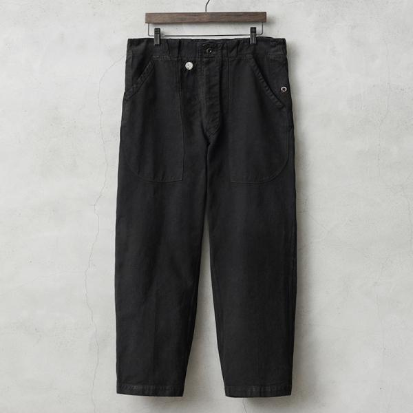 ■商品説明スイス軍のデニム素材のユニフォームは30年代ごろから存在が確認されており、こちらのタイプは主に1950年代以降から採用されていたものになります。年代によってボタンに違いがあり、こちらはアルミニウム製のボタンが採用された通称前期型と...