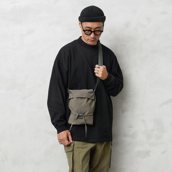 ■商品説明米軍より弾薬を持ち運ぶためのアモショルダーポーチが入荷しました。上蓋のついた四角形状のコットン素材で紐により内容物を縛って固定することが可能です。ステンシルの印字の内容はライフルの弾薬のサイズや型番などが印字されています。印字があ...