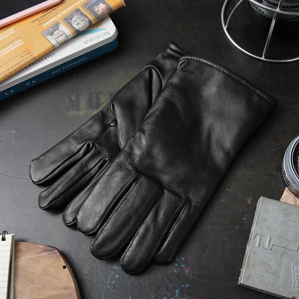 ■商品説明2000年代初頭、米軍の式典などで着用されていたレザーグローブが登場しました。手指の稼働もしやすい、柔らかくて通気性に優れたシープスキンを採用。ウールとポリのライニングを備え、暖かく防寒性にも優れています。無駄な装飾を一切省いたシ...