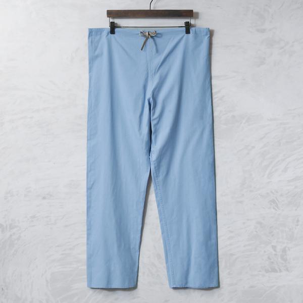 ■商品説明ロサンゼルスのサープラス業者の倉庫で発見した、米軍採用のBLUE SCRUB パンツです。爽やかなブルーの色合いにサラッと着こなせるコットンポリの素材。シンプルながら何気に便利なヒップポケットを備えています。ストレスのない履き心地...